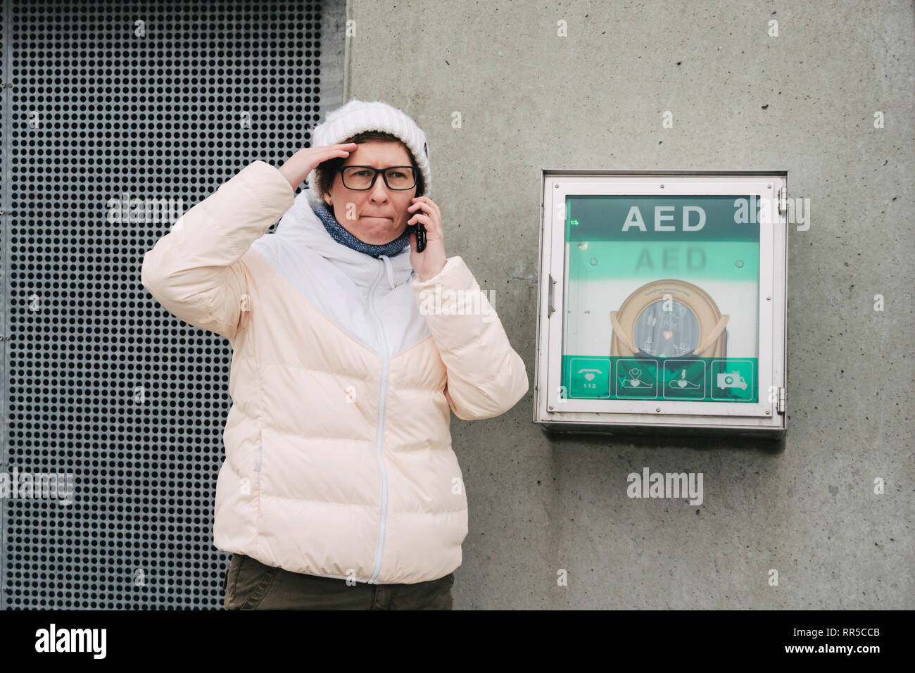 medicine cardiopulmonary resuscitation emergency call. Caucasian woman ...