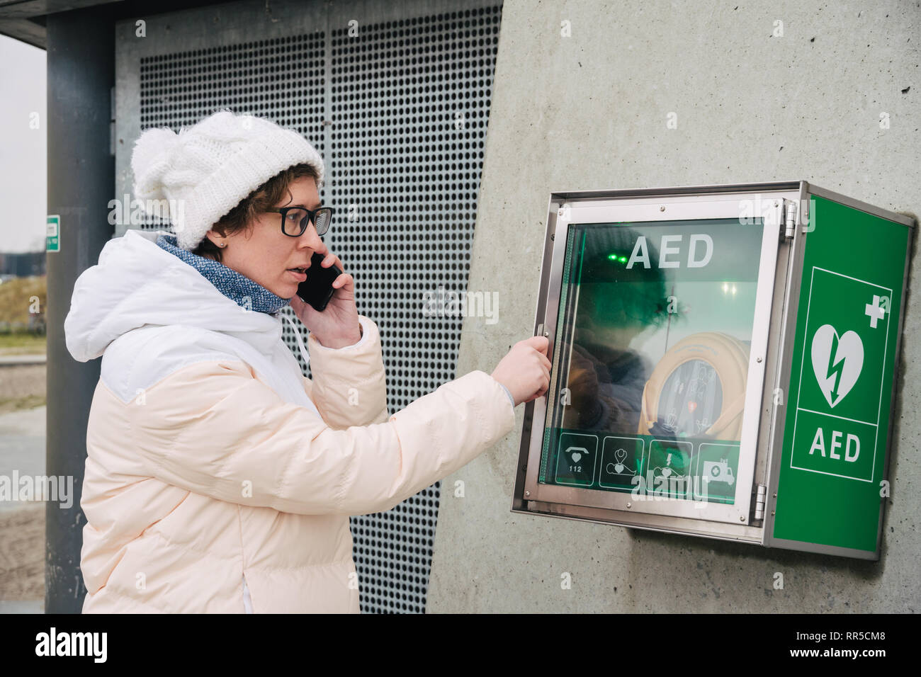 medicine cardiopulmonary resuscitation emergency call. Caucasian woman ...