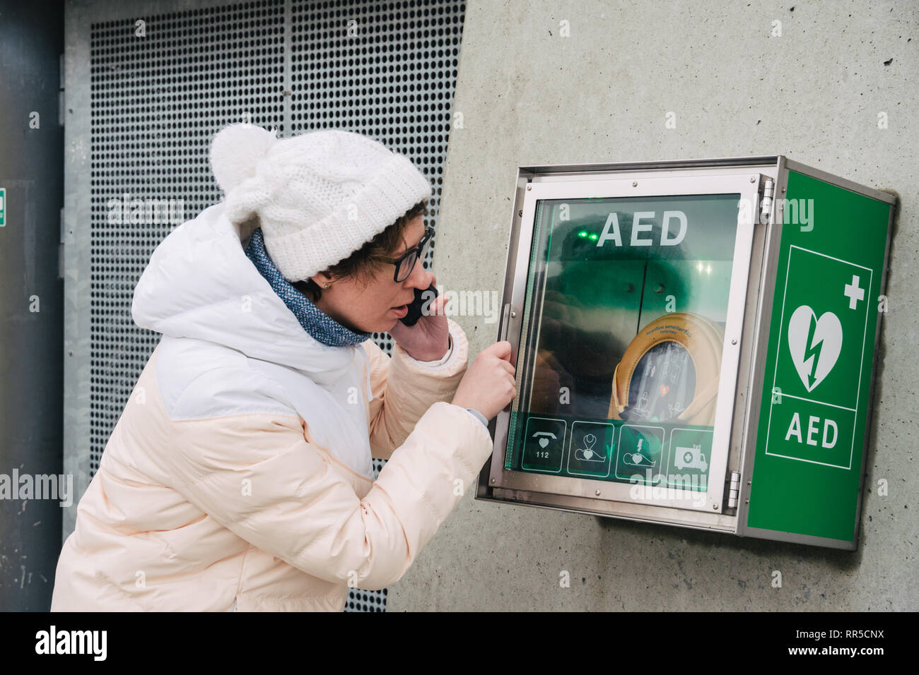 medicine cardiopulmonary resuscitation emergency call. Caucasian woman ...