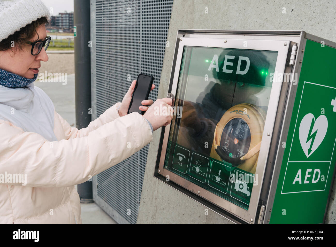 medicine cardiopulmonary resuscitation emergency call. Caucasian woman ...
