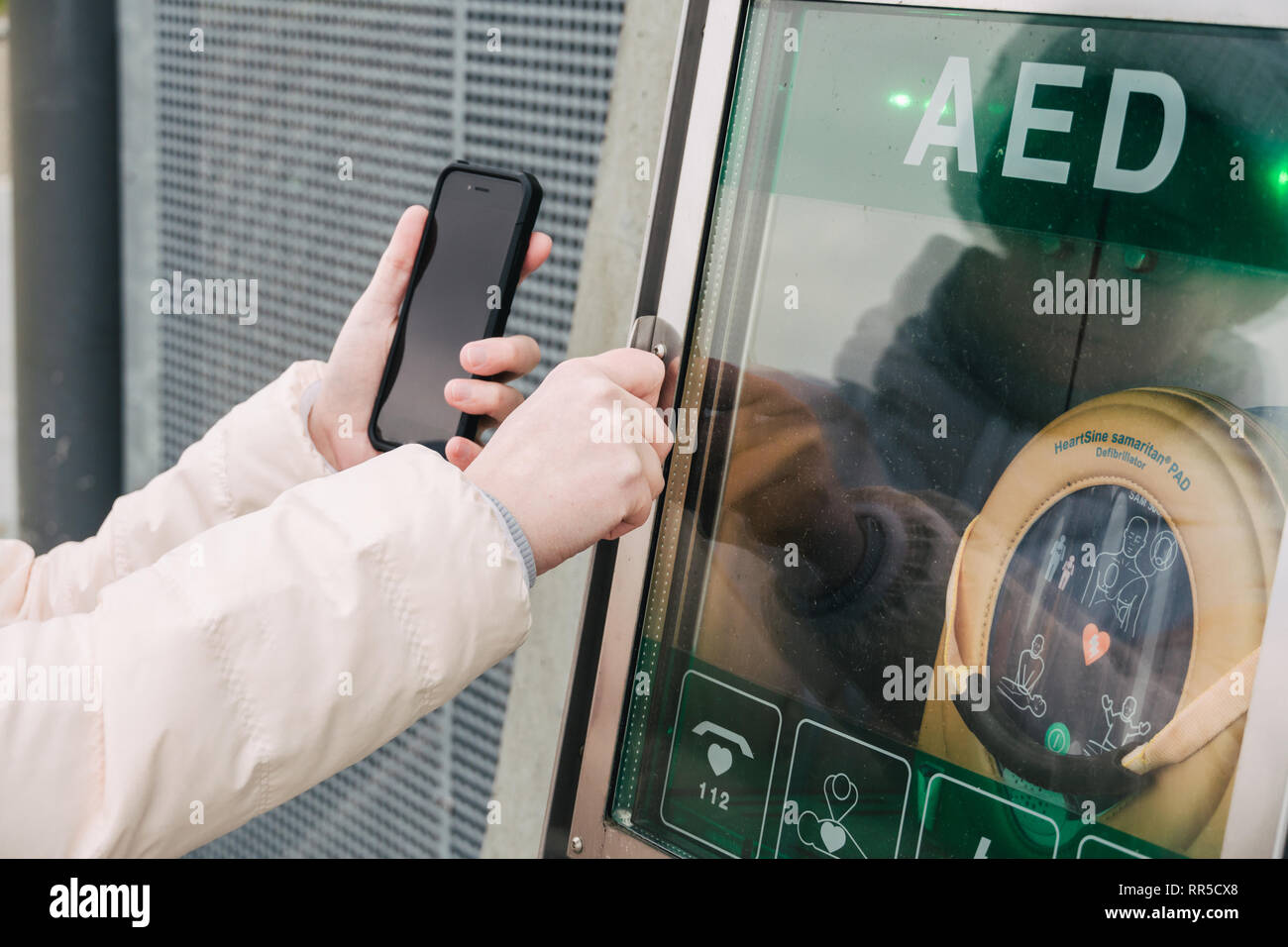 medicine cardiopulmonary resuscitation emergency call. Caucasian woman ...