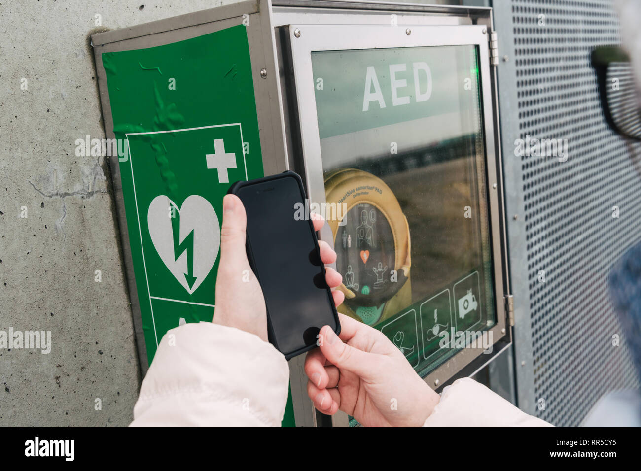 medicine cardiopulmonary resuscitation emergency call. Caucasian woman ...
