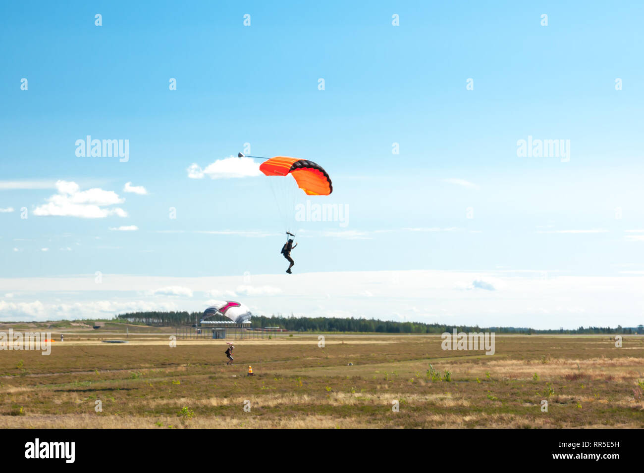 Tandem parachutists hi-res stock photography and images - Alamy