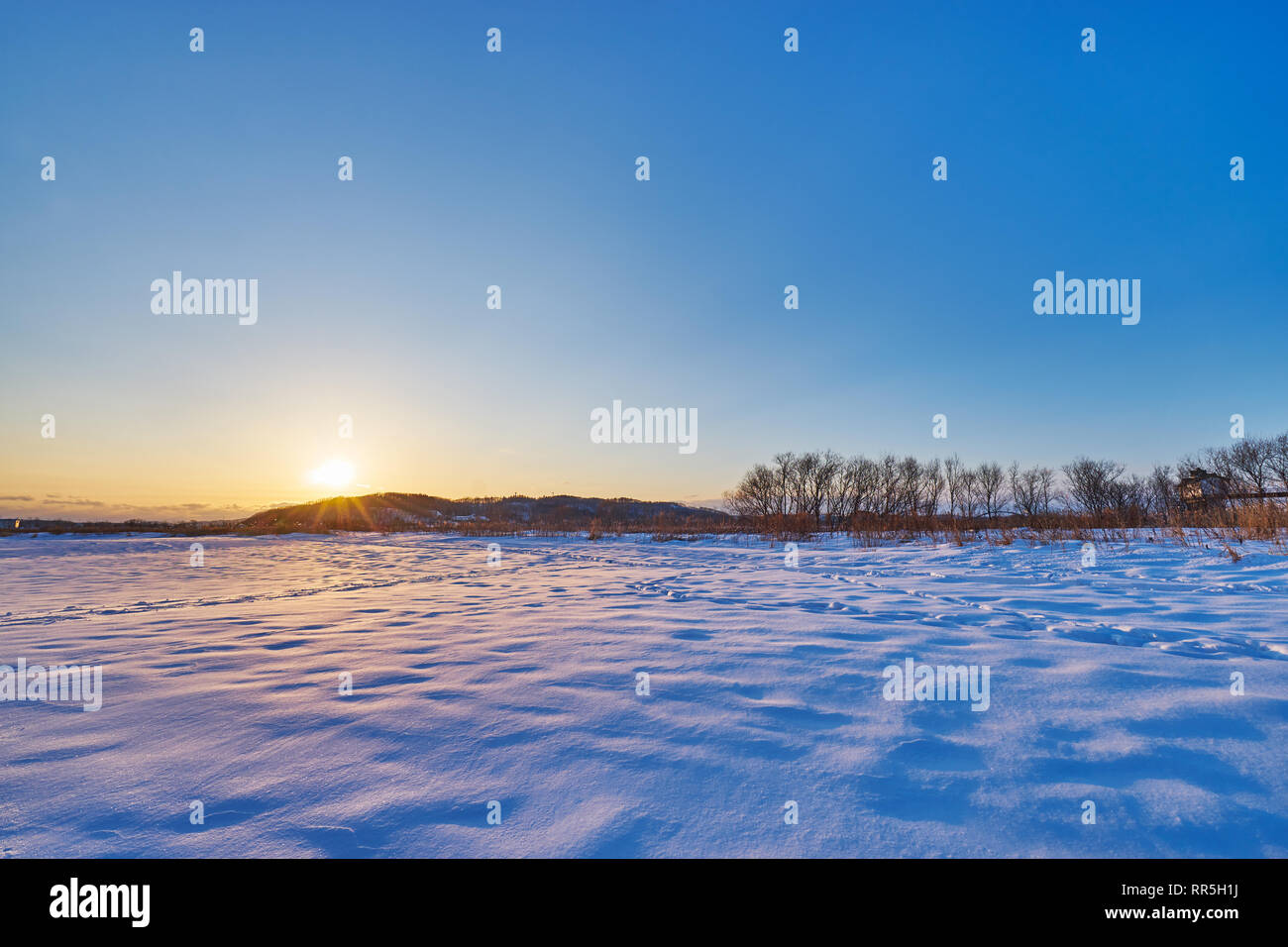 Beautiful Sunset scenic of Toyokoro city near Tokachi river in winter ...