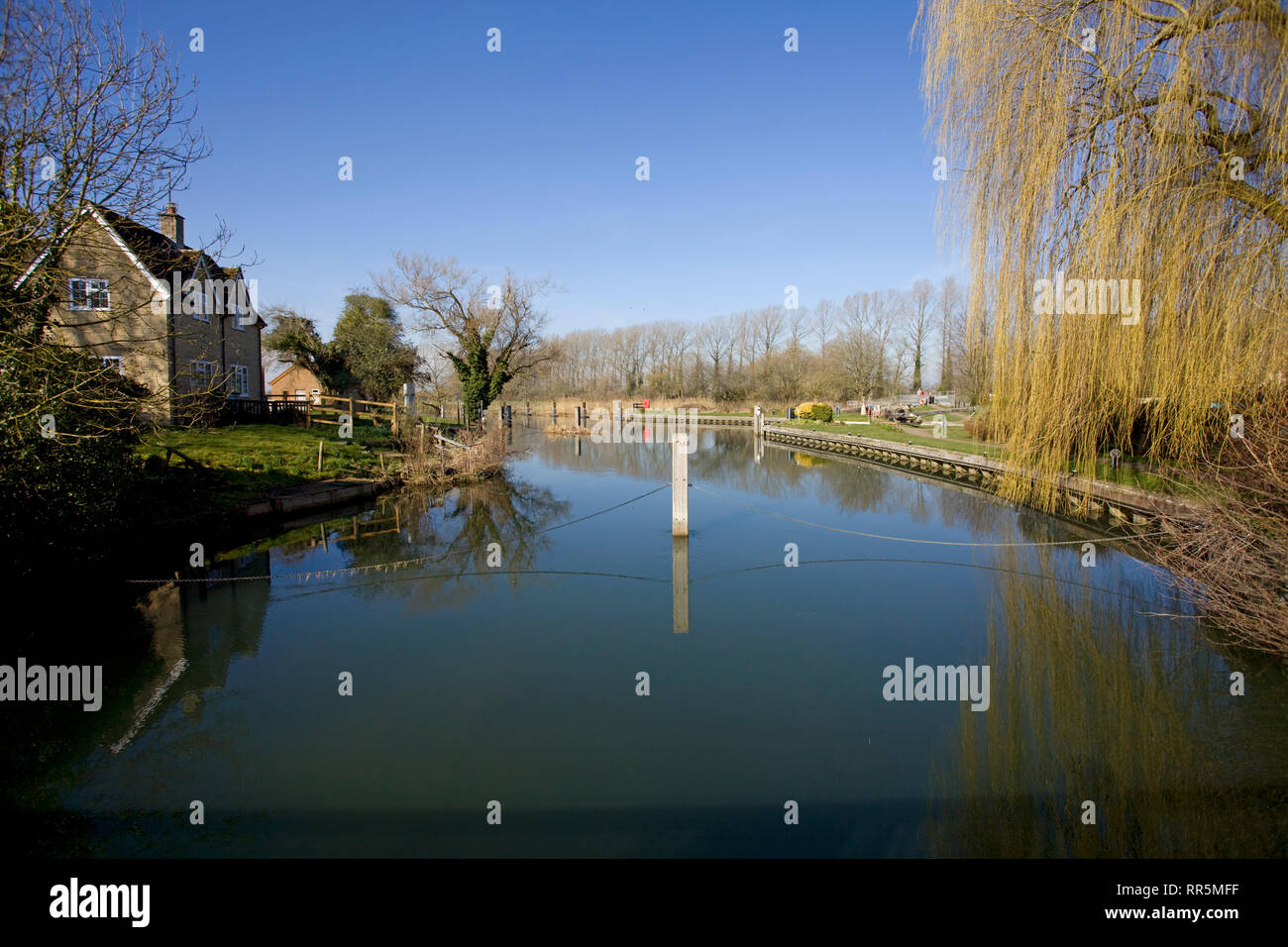 Buscot lock and weir. England Stock Photo - Alamy