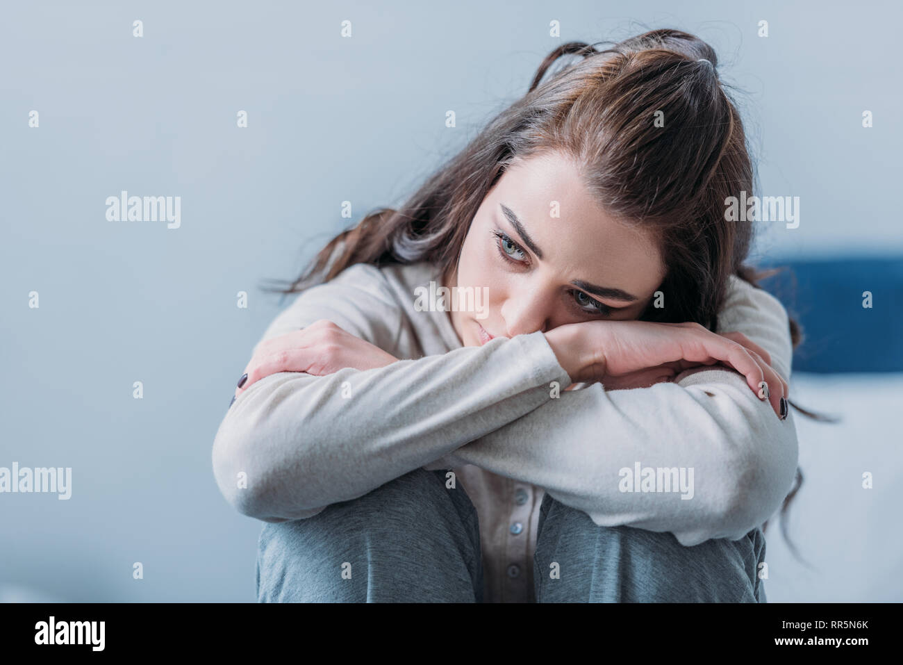 Woman hugging knees sad hi-res stock photography and images - Alamy
