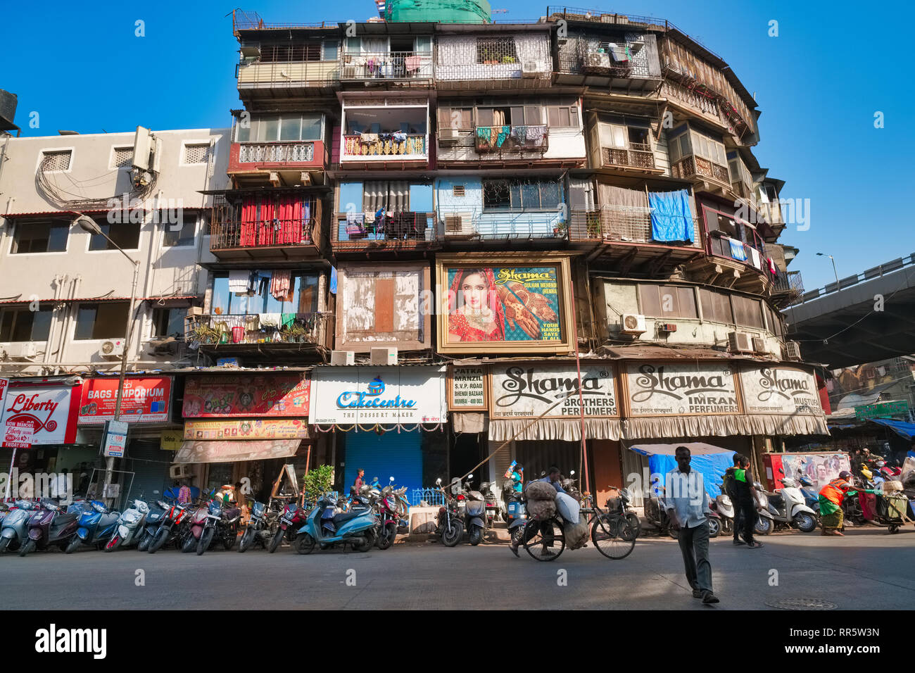 Ramshackle building mumbai hi-res stock photography and images - Alamy
