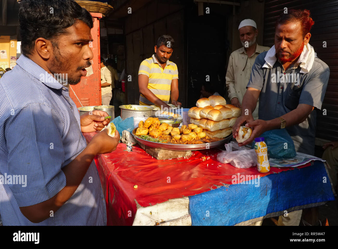 Mumbai vada pav hi-res stock photography and images - Alamy