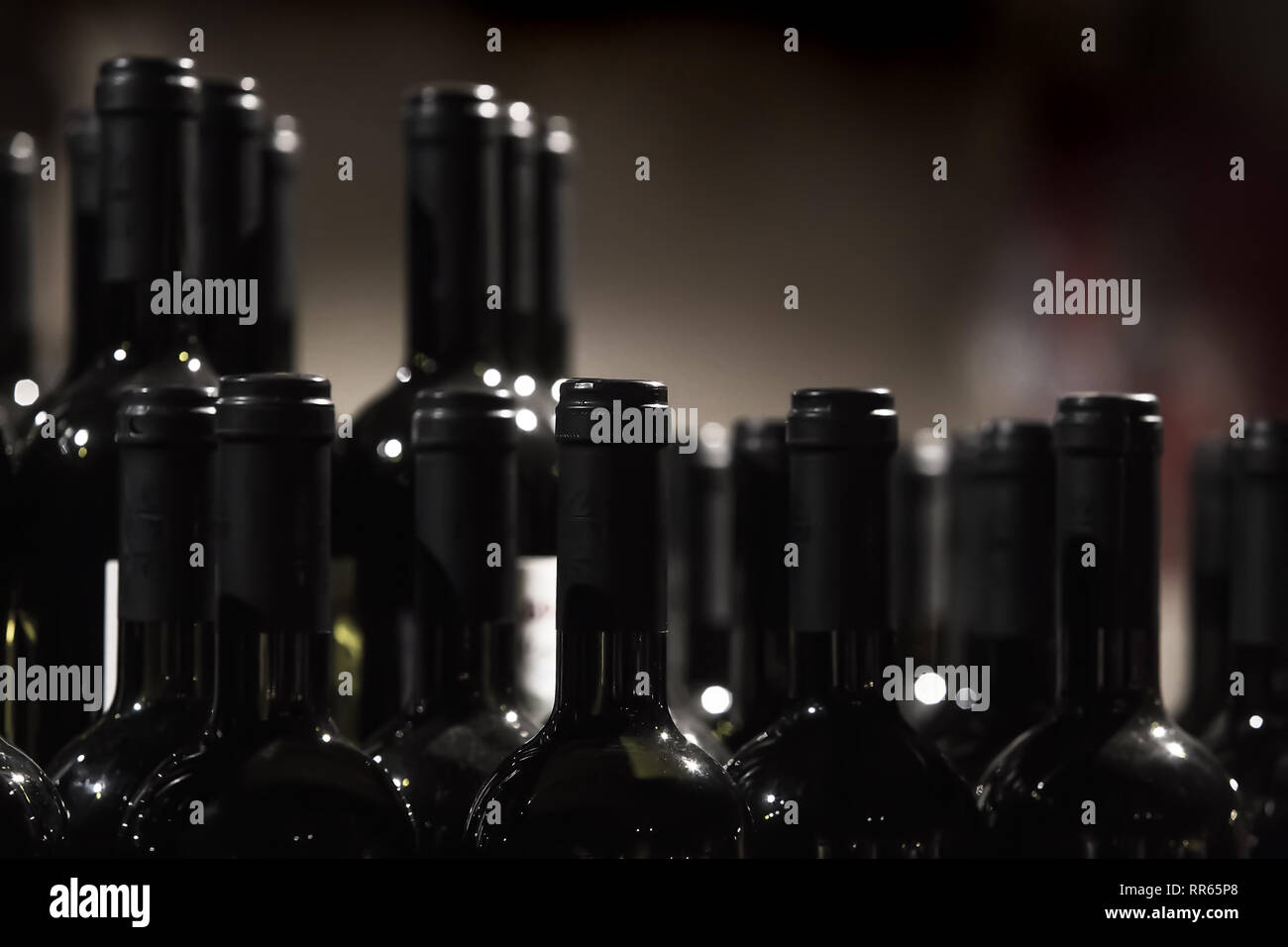 Rows of bottles hi-res stock photography and images - Alamy