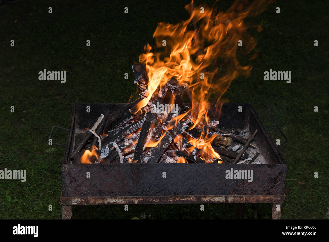 Fire in the grill hi-res stock photography and images - Alamy