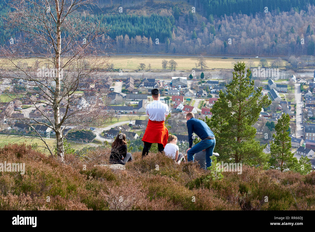 CRAIGENDARROCH WALK BALLATER ABERDEENSHIRE SCOTLAND GROUP ENJOYING THE ...