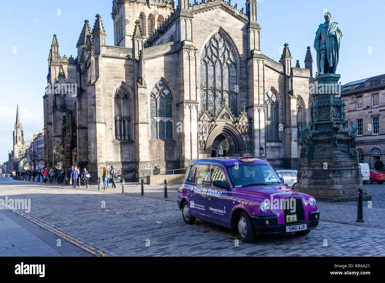 Wolking for the street o Edimburgo - St Giles' Cathedral Stock Photo ...