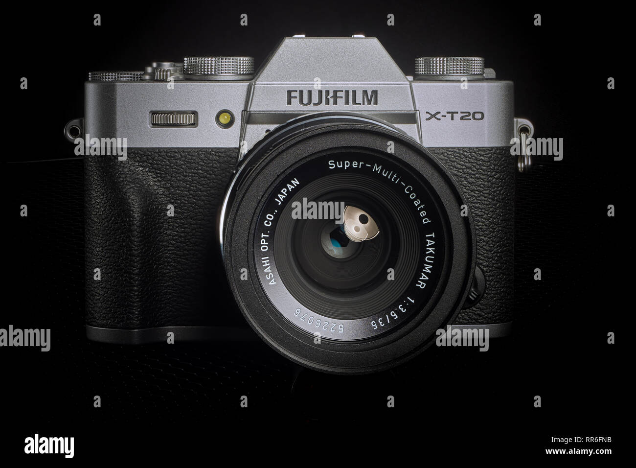 Mirrorless technology hi-res stock photography and images - Alamy