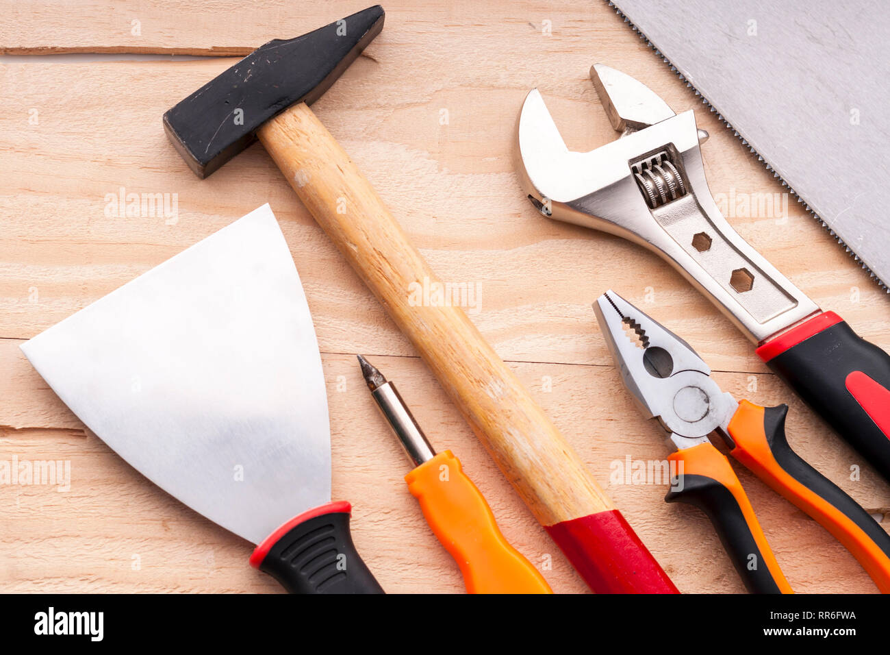 Level, spatula, screwdriver, hammer, pliers, adjustable wrench, saw ...