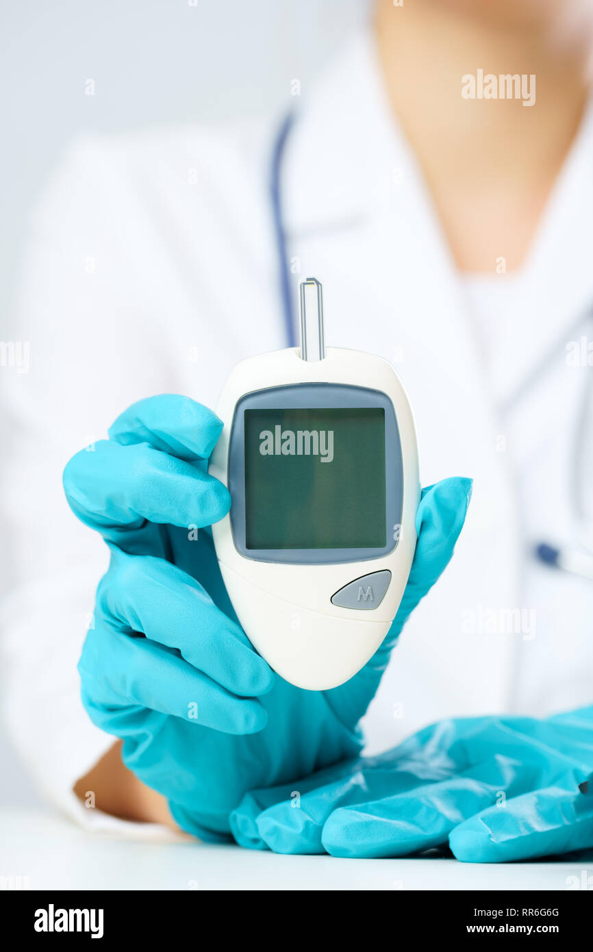 Image of doctor's hand with glucometer Stock Photo - Alamy