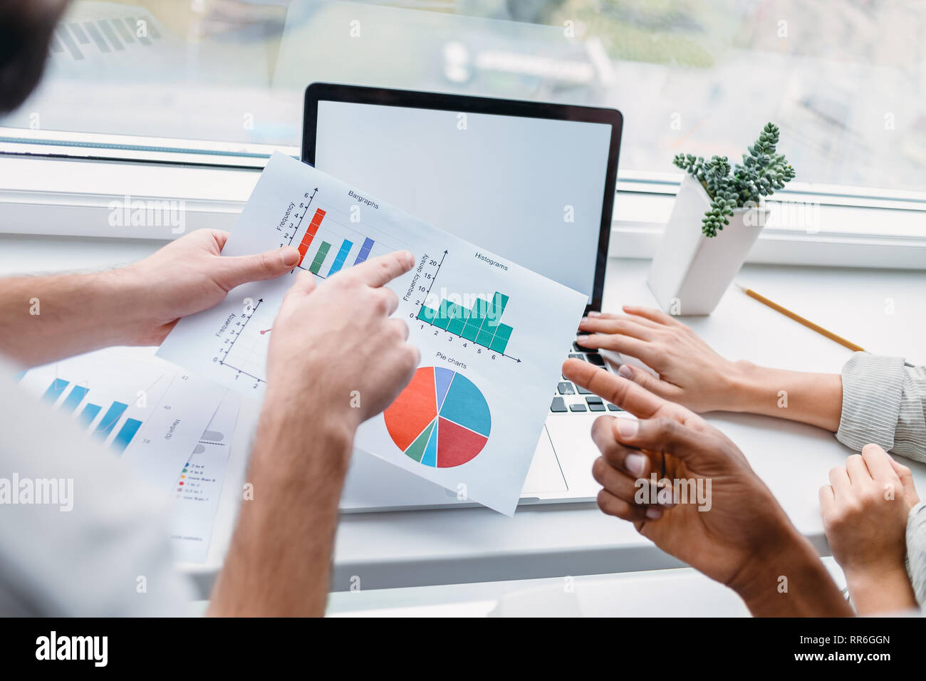 Business graphic chart going up hi-res stock photography and images - Alamy