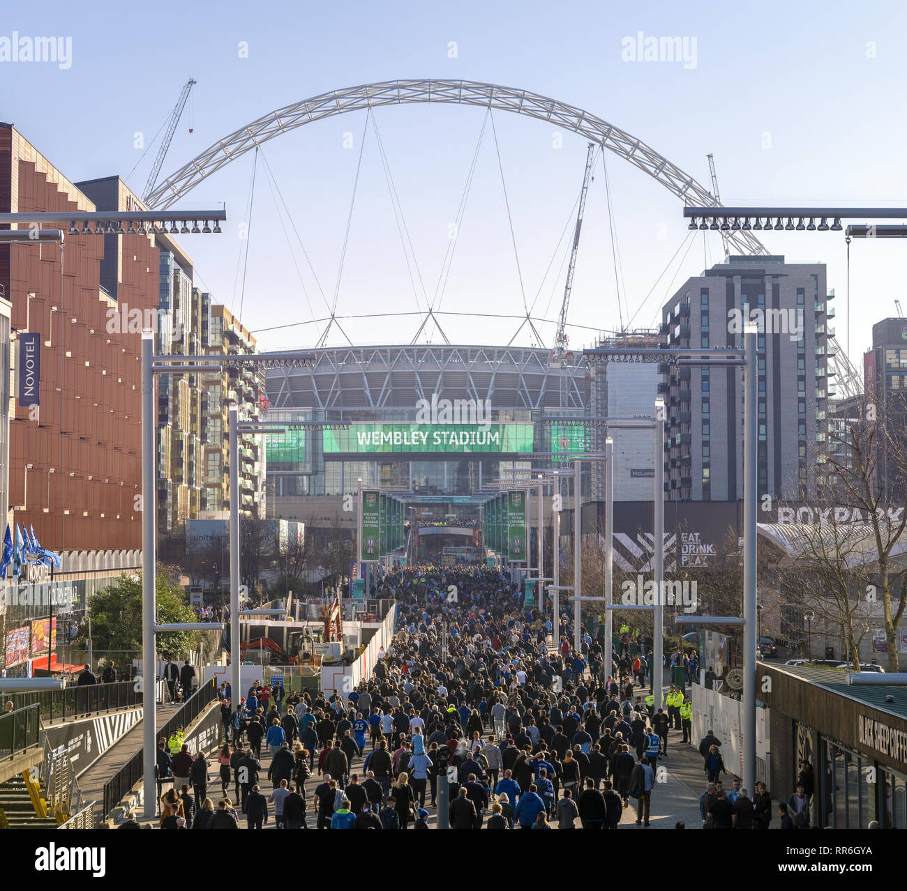 Wembley stadion fans hi-res stock photography and images - Alamy