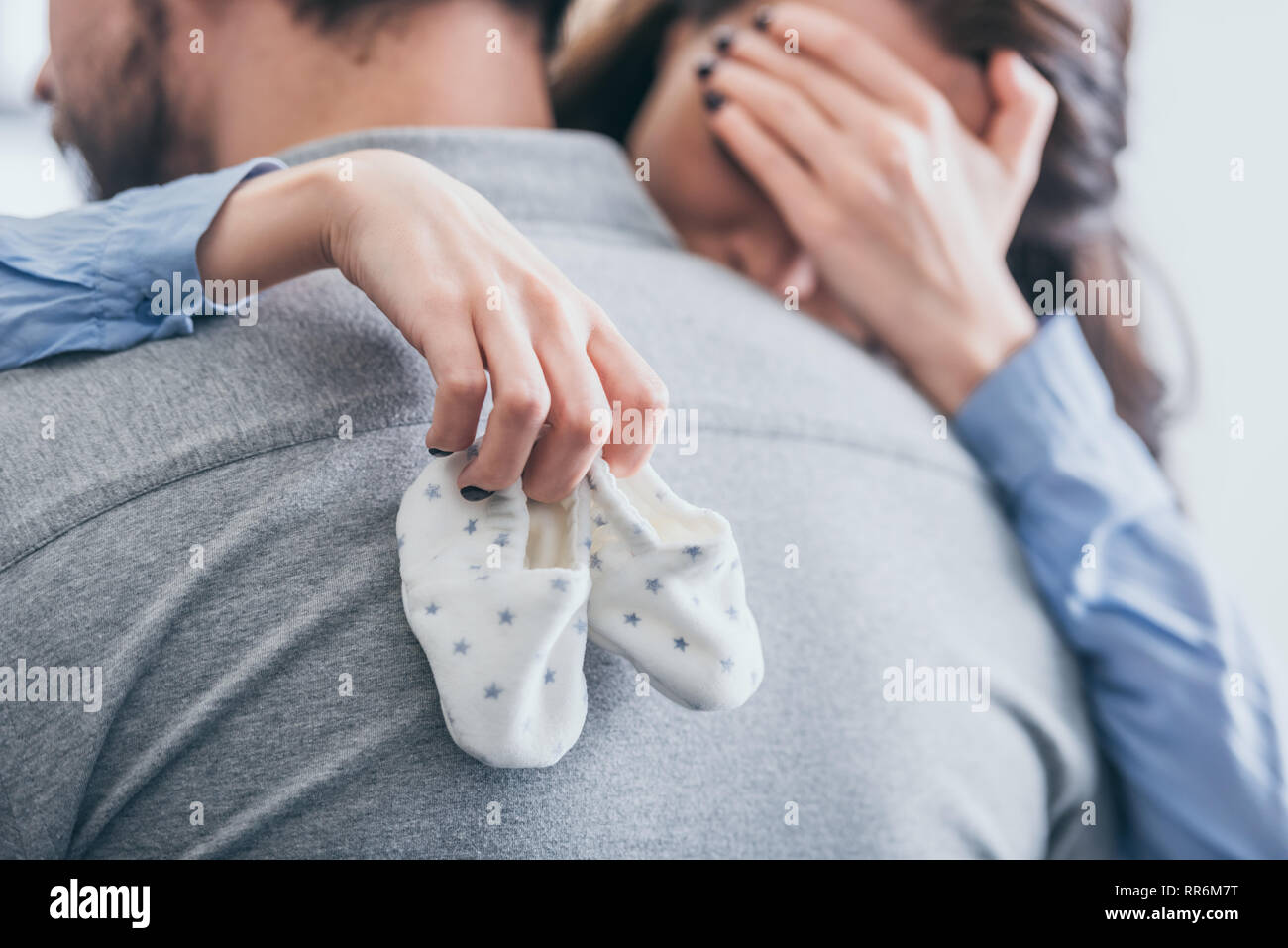 Couple hugging sad hi-res stock photography and images - Alamy
