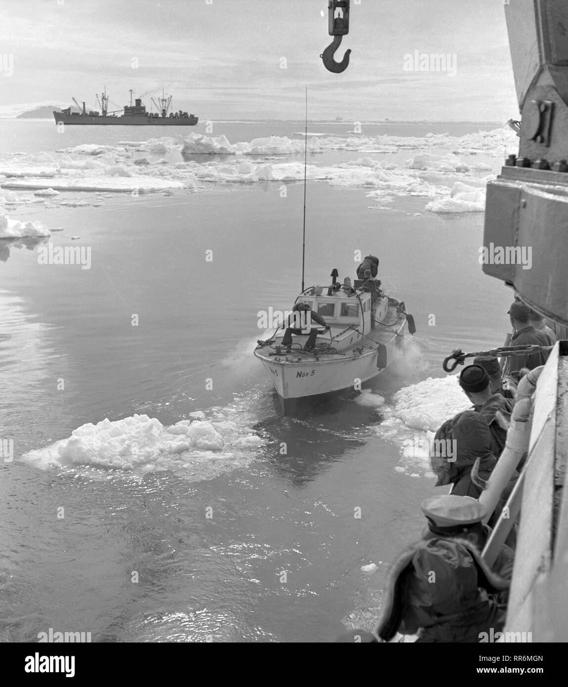 Uss arneb hi-res stock photography and images - Alamy