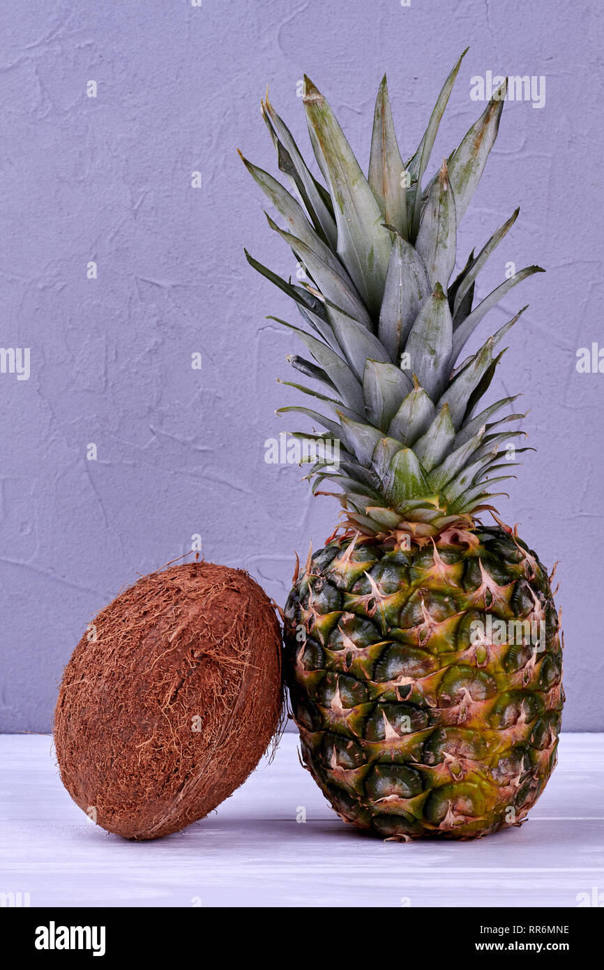 Husk pineapple hi-res stock photography and images - Alamy