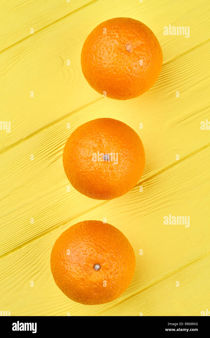 Row of oranges, top view Stock Photo - Alamy