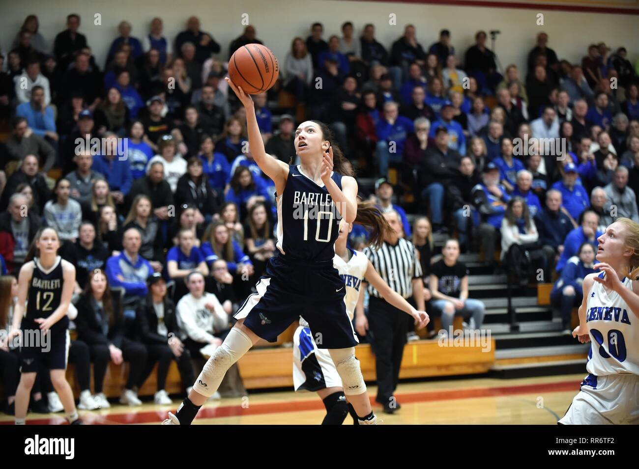 High school basketball player layup hi-res stock photography and images ...