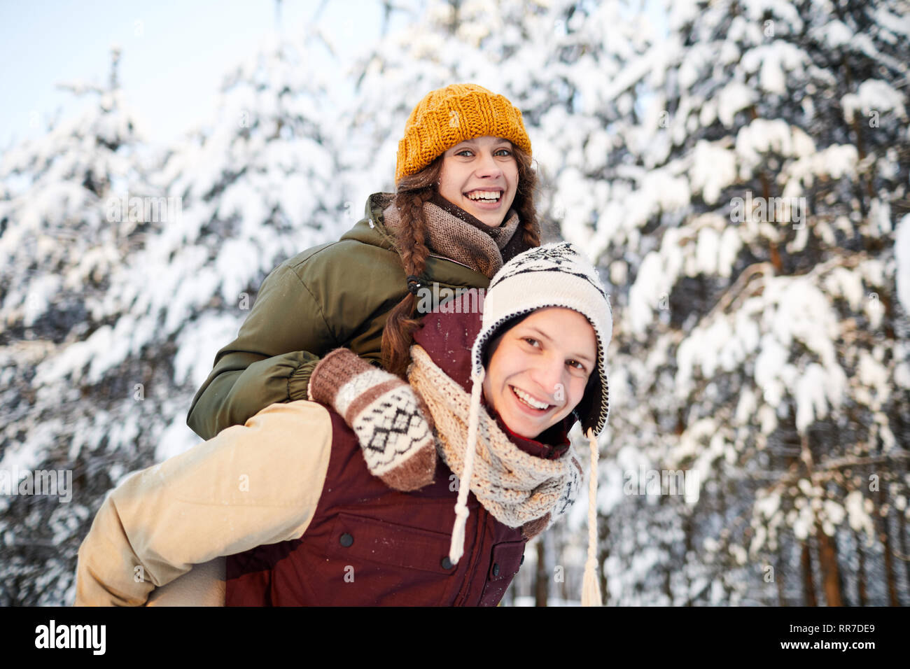 Couple with pine tree hi-res stock photography and images - Alamy