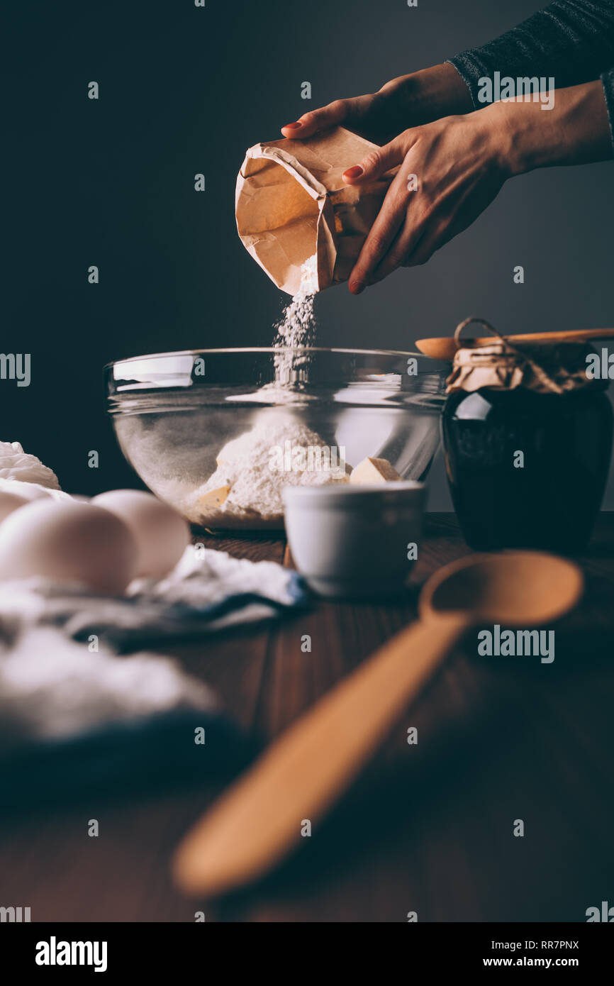 Pouring flour into bowl hi-res stock photography and images - Alamy