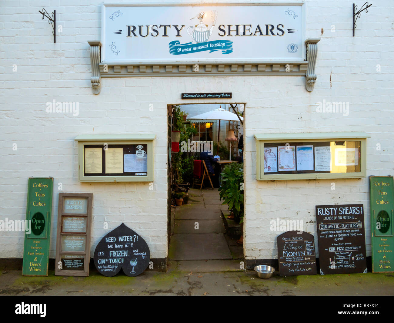 Woman and gin hi-res stock photography and images - Alamy