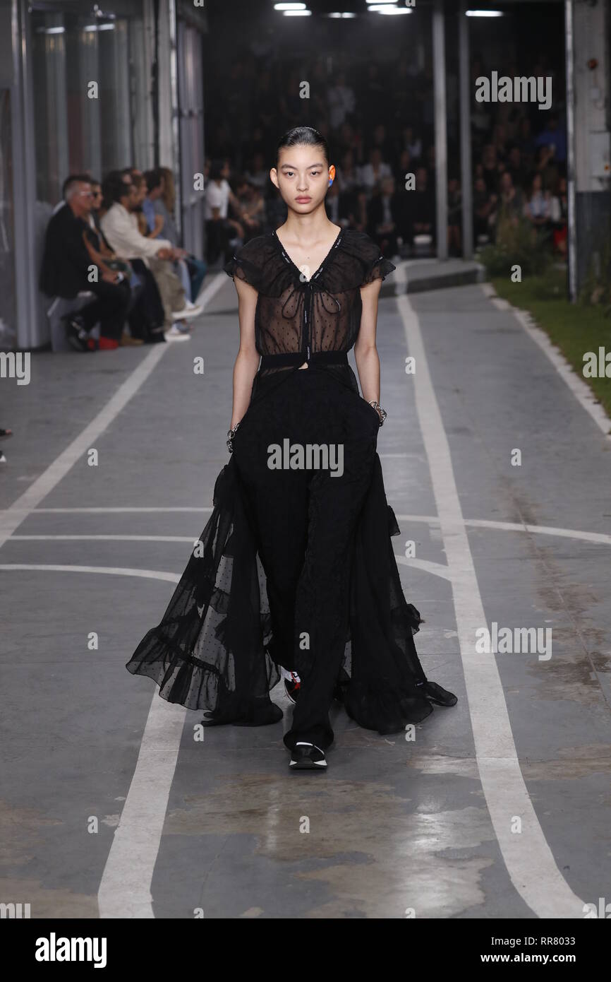 PARIS, FRANCE - SEPTEMBER 27: Leah Chen walks the runway during the Off ...