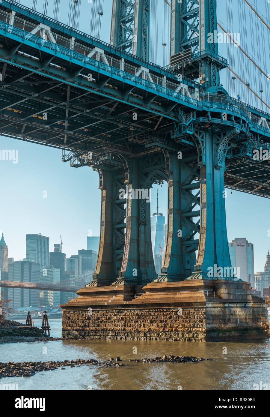 Manhattan skyline bridge from boat hi-res stock photography and images ...