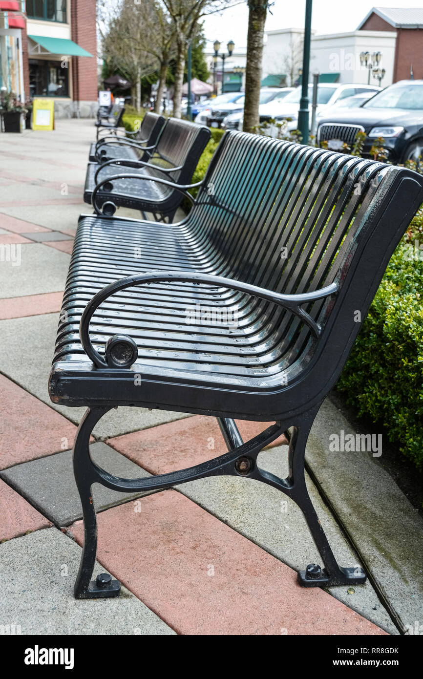Black metal bench hi-res stock photography and images - Alamy