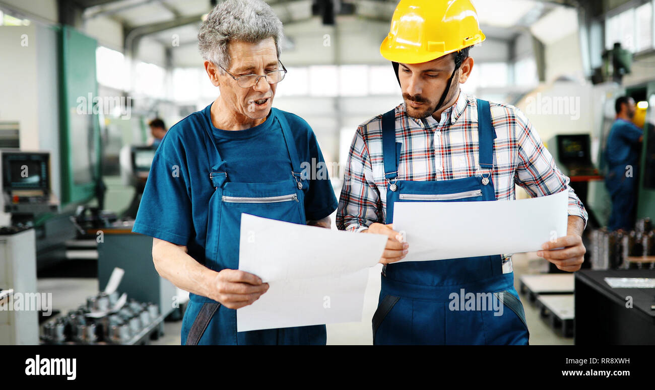 Factory supervisor talking hi-res stock photography and images - Alamy