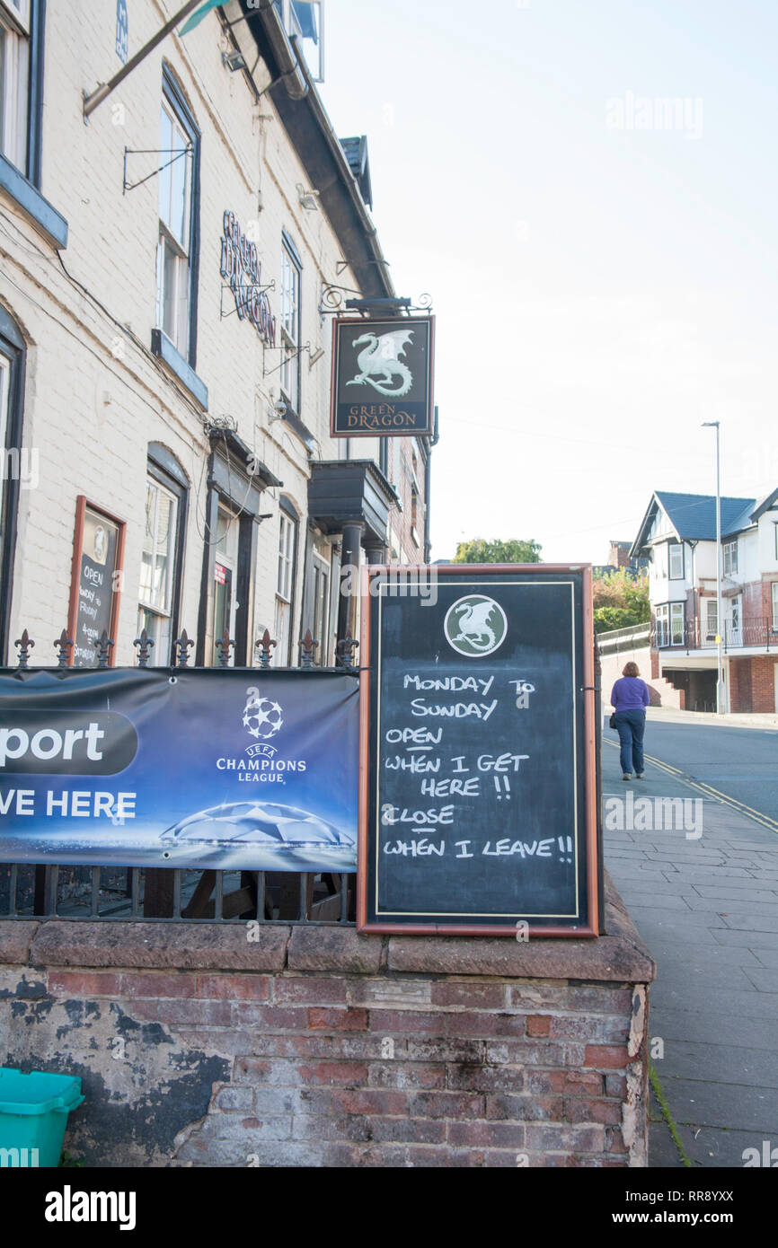Green dragon pub sign hi-res stock photography and images - Alamy