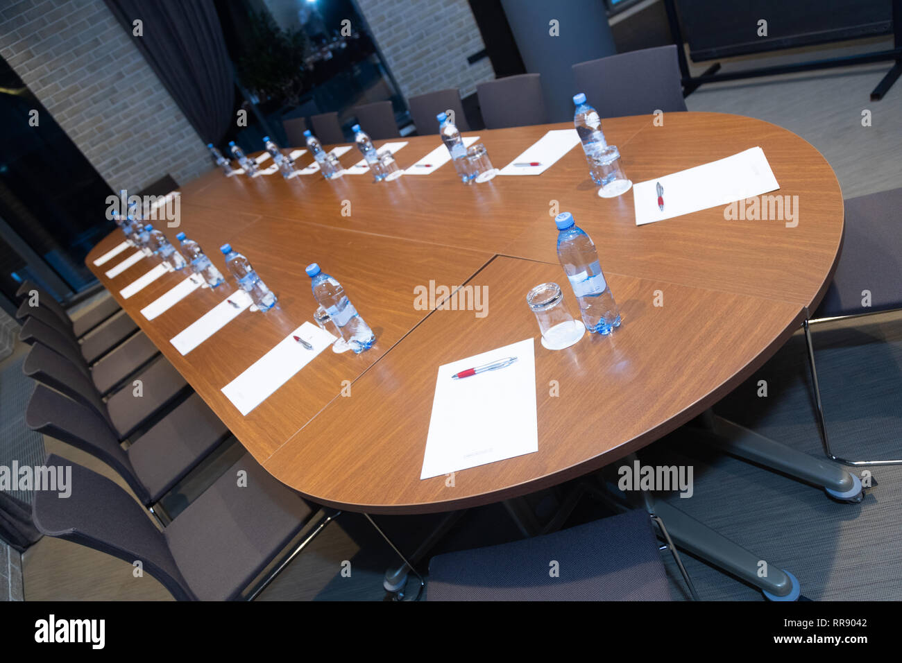 Oval conference table hi-res stock photography and images - Alamy