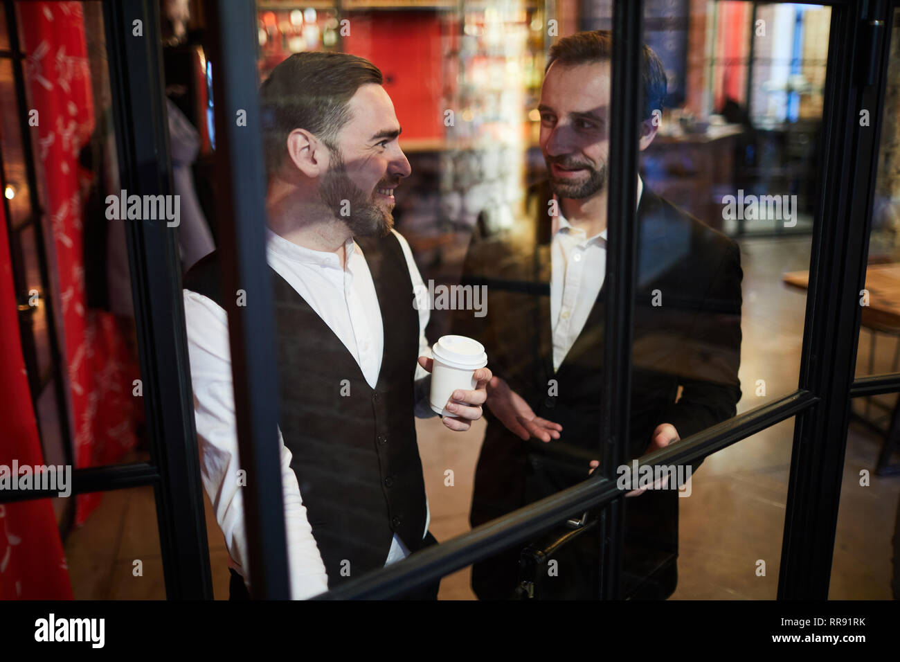 Dinner guest door hi-res stock photography and images - Alamy