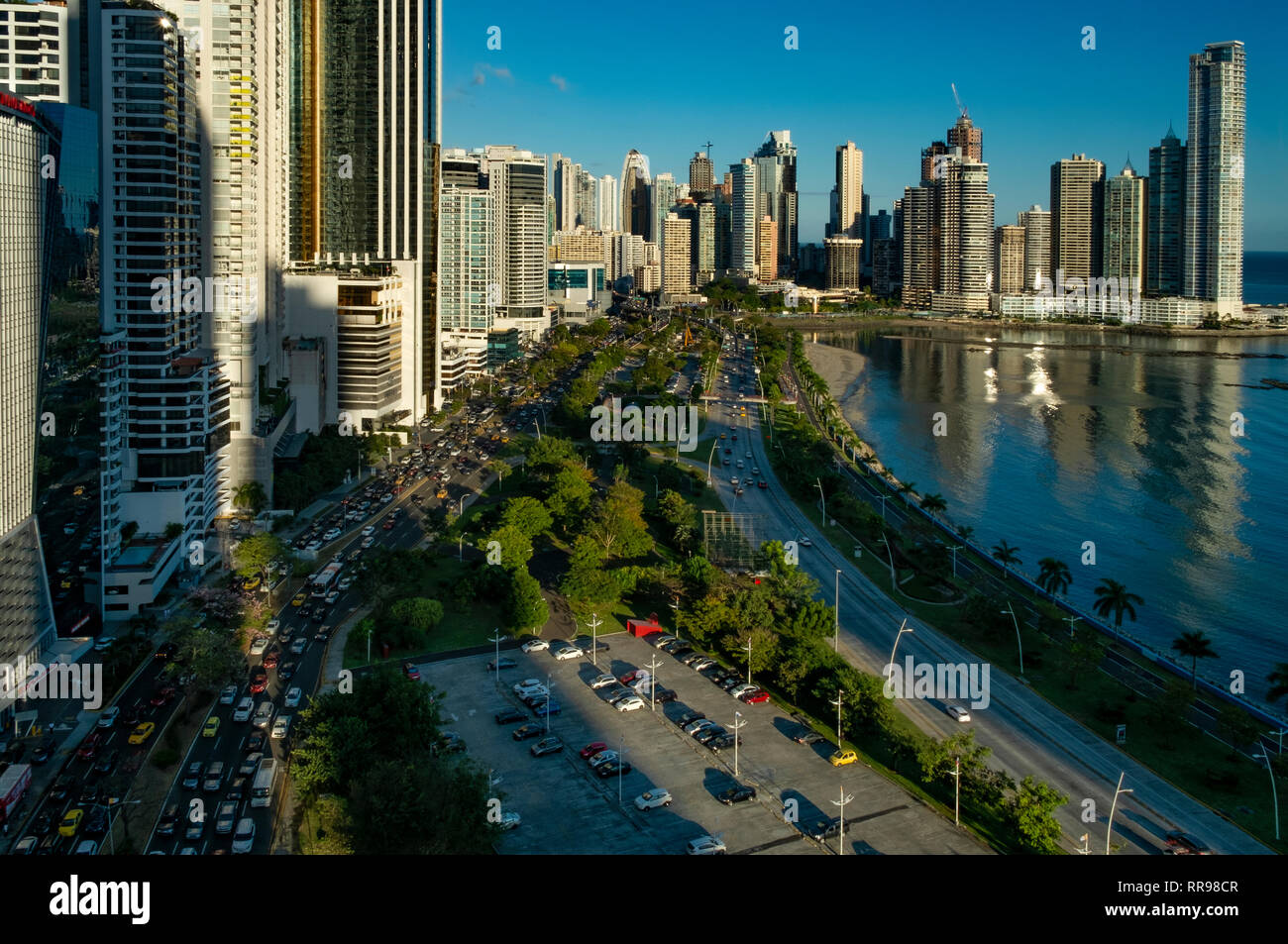 Sidewalk (Cinta Costera) in public park at ocean Promenade and skyline ...