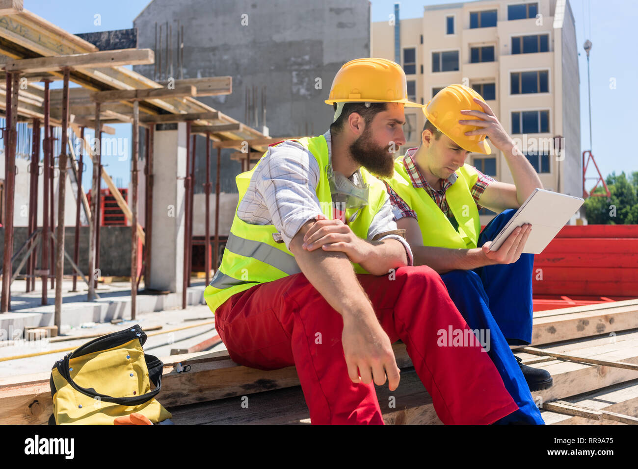 Young construction worker tablet hi-res stock photography and images ...