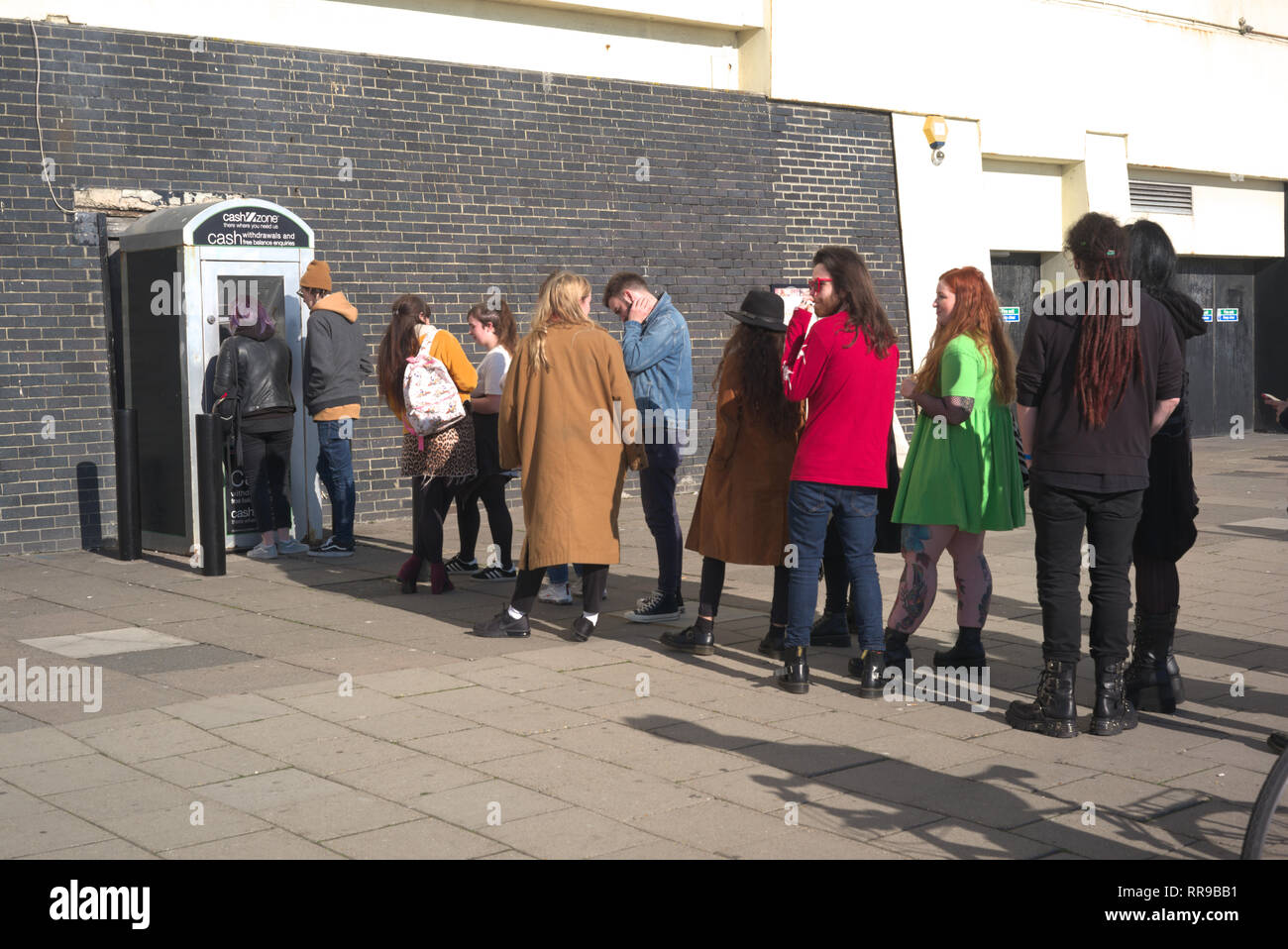 Cash machine queue hi-res stock photography and images - Alamy