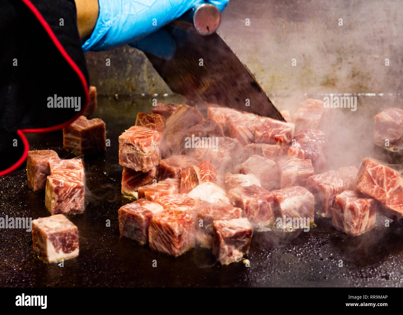 Grilled Kobe Beef Cube, Kobe beef teppanyaki Steak Stock Photo - Alamy