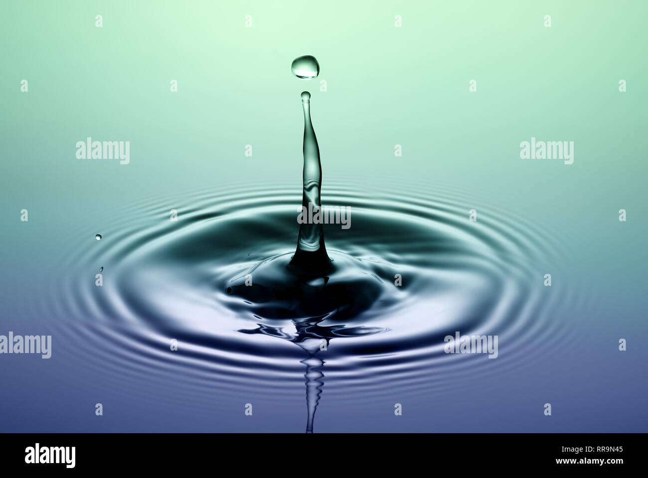 Closeup on water splash. Falling drop of water Stock Photo - Alamy