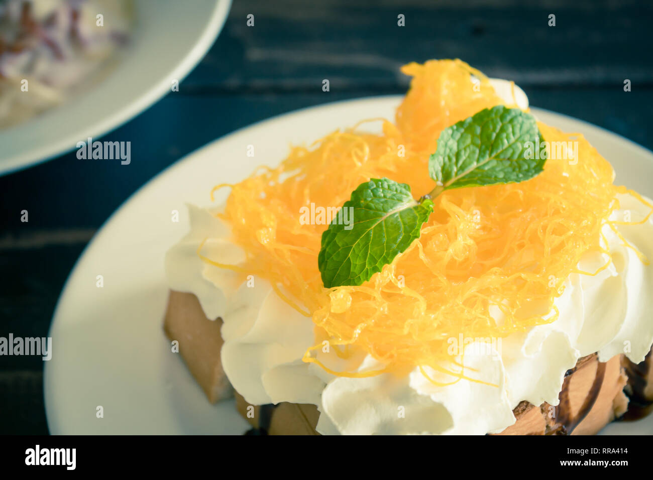 Golden threads thai dessert hi-res stock photography and images - Alamy