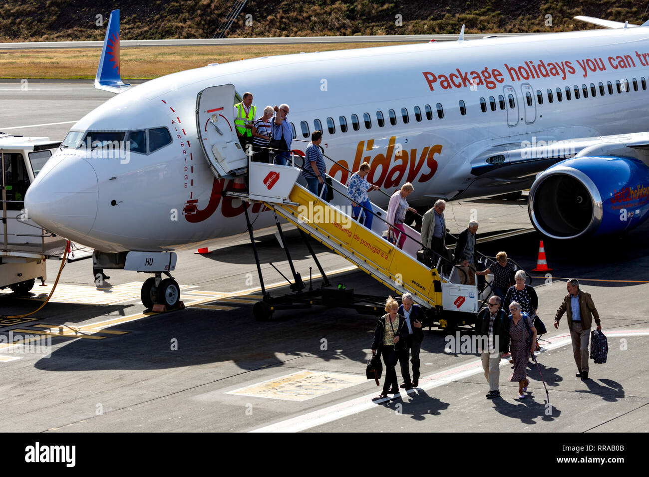 Passengers disembarking aeroplane hi-res stock photography and images ...