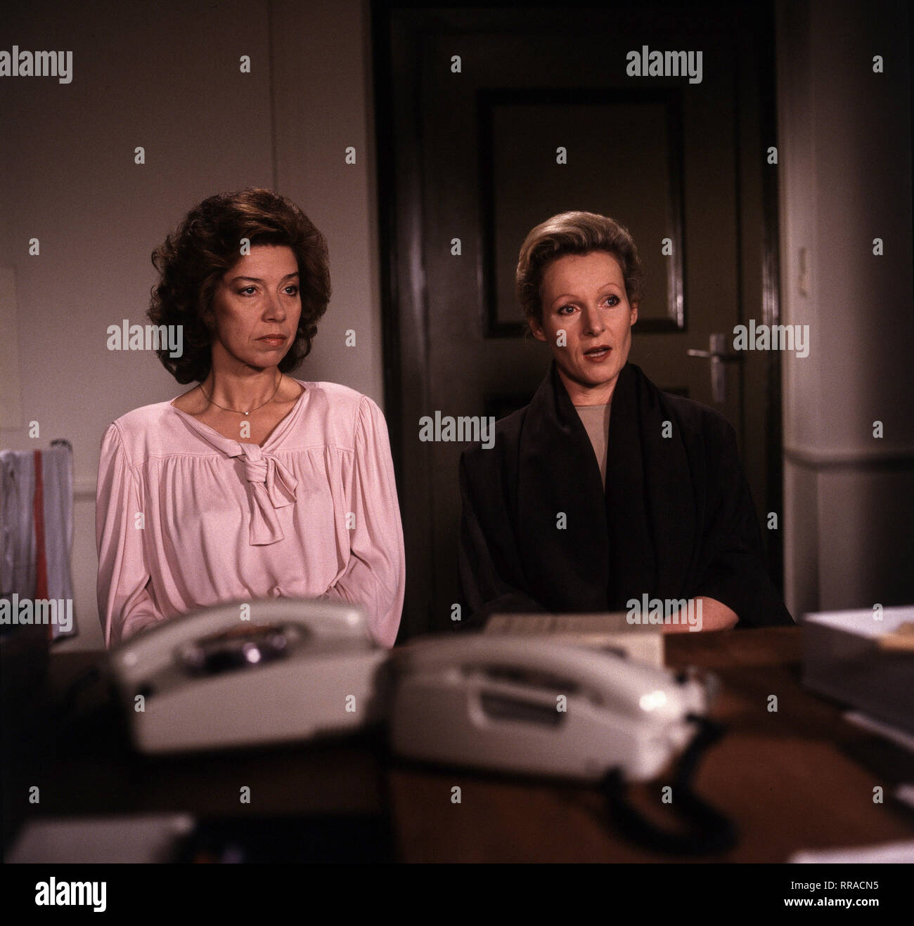 DER ALTE / Ausgestiegen / D 1989 / Günter Gräwert / Im Kommissariat ...