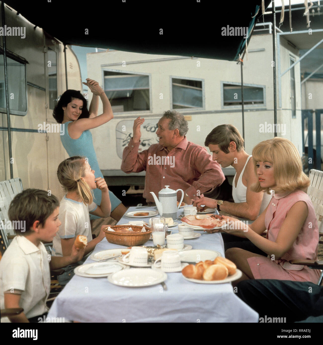 Die Geschichte einer Artistenfamilie. Die Dorias beim Frühstück: Lona ...
