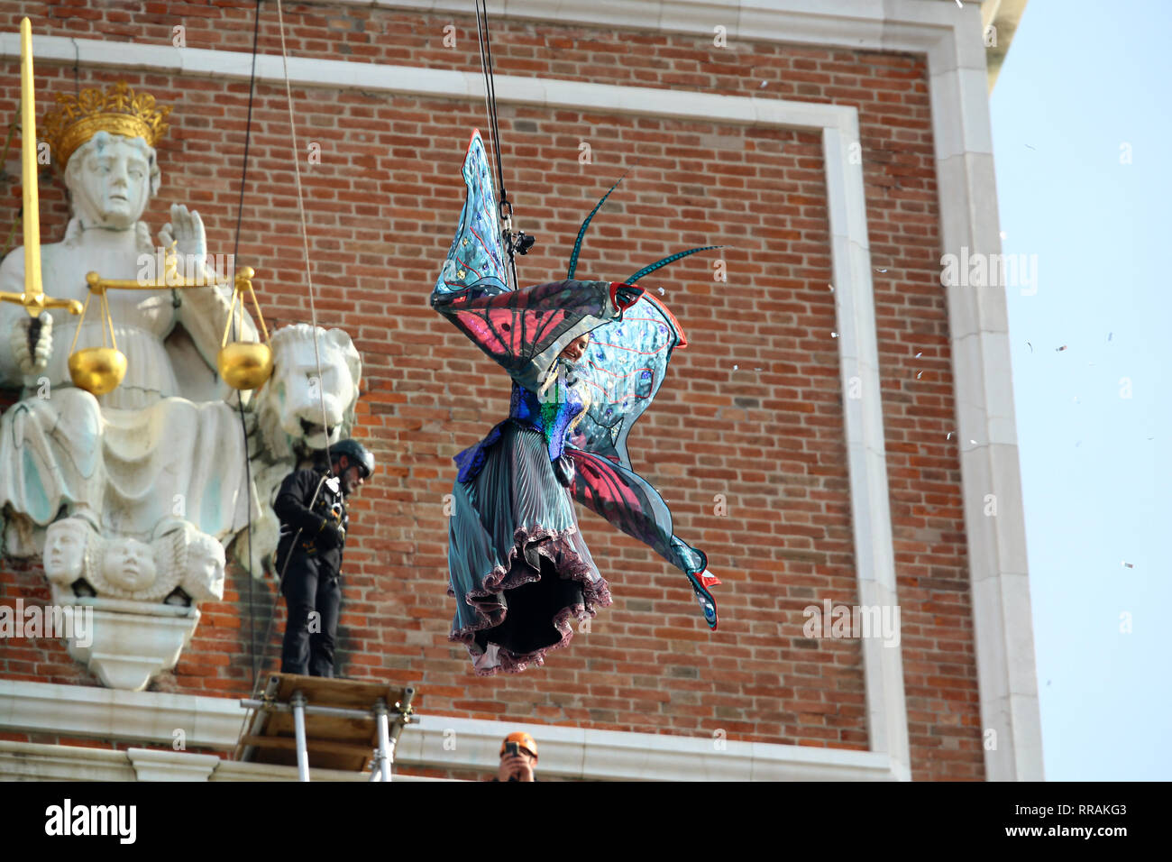 The exciting flight of the Angel of Carnival officially opens the ...