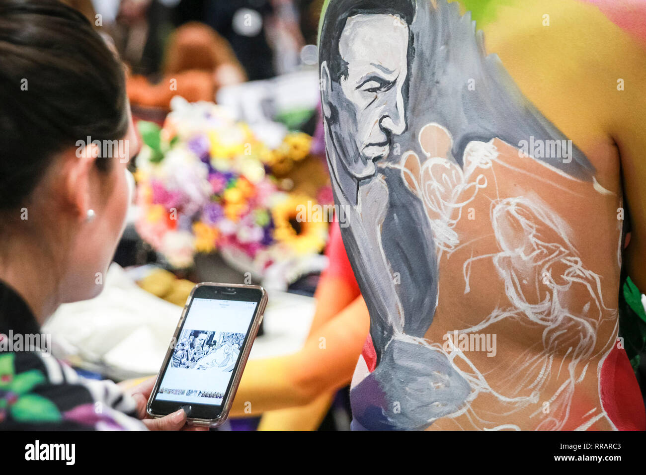 Artist body painting live model hi-res stock photography and images - Alamy