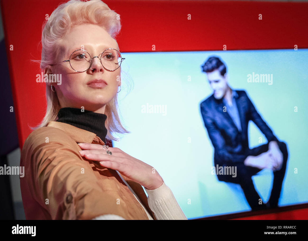 Hairdressing demo hi-res stock photography and images - Alamy