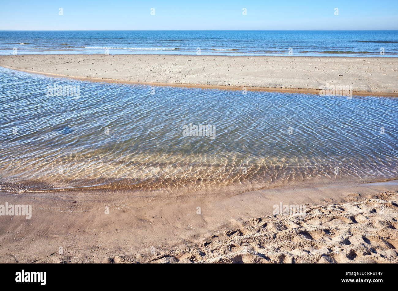 Shallow water beach hi-res stock photography and images - Alamy