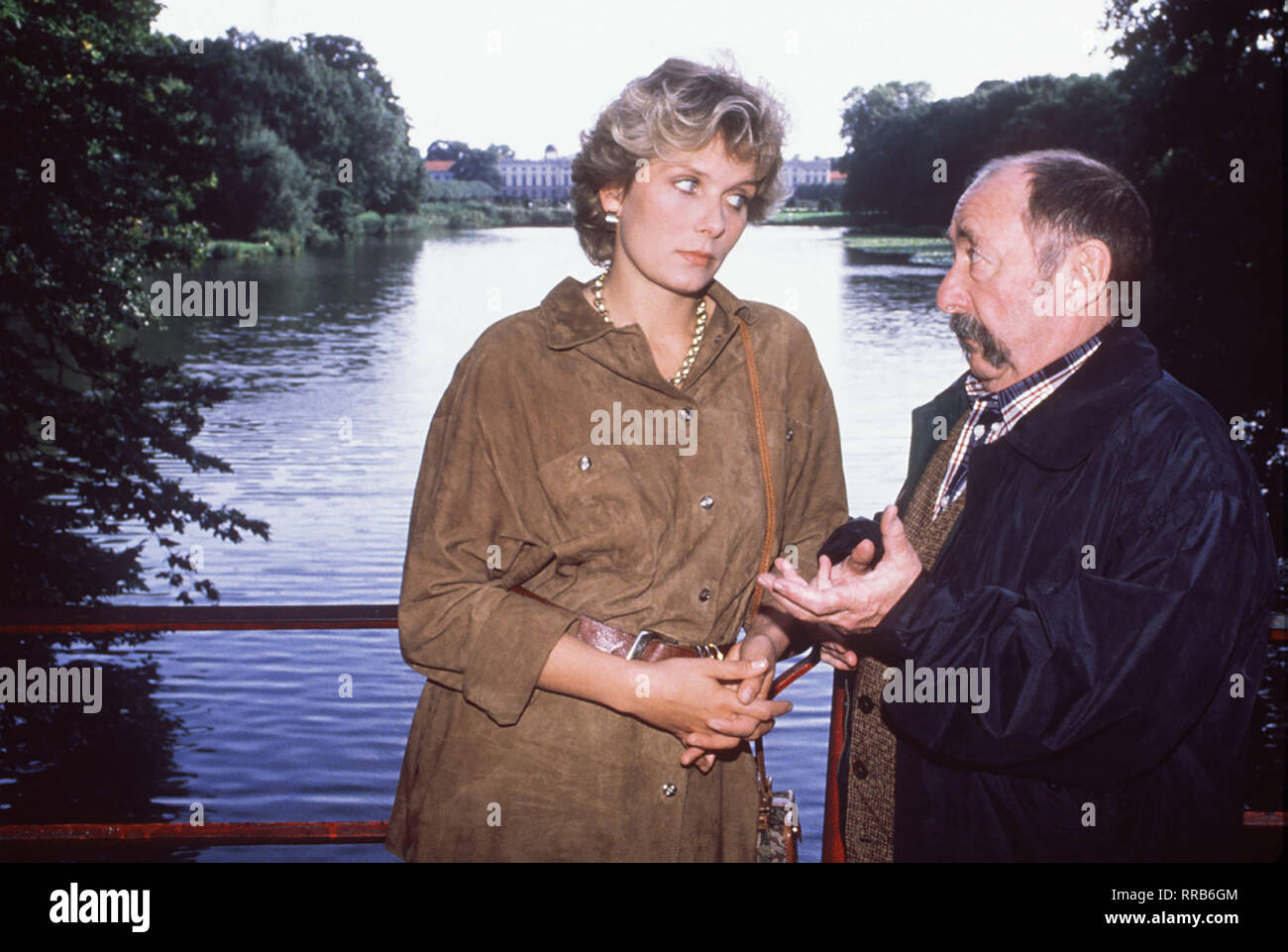 Wille (HEINZ SCHUBERT,r.) versucht Petra Wittich (JEANETTE RAUCH) mit ...